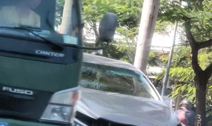 Ảnh TNGT: Toyota Innova trơ trọi giữa đường sau tai nạn với cản trước ...
