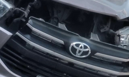 Ảnh TNGT: Toyota Innova trơ trọi giữa đường sau tai nạn với cản trước ...