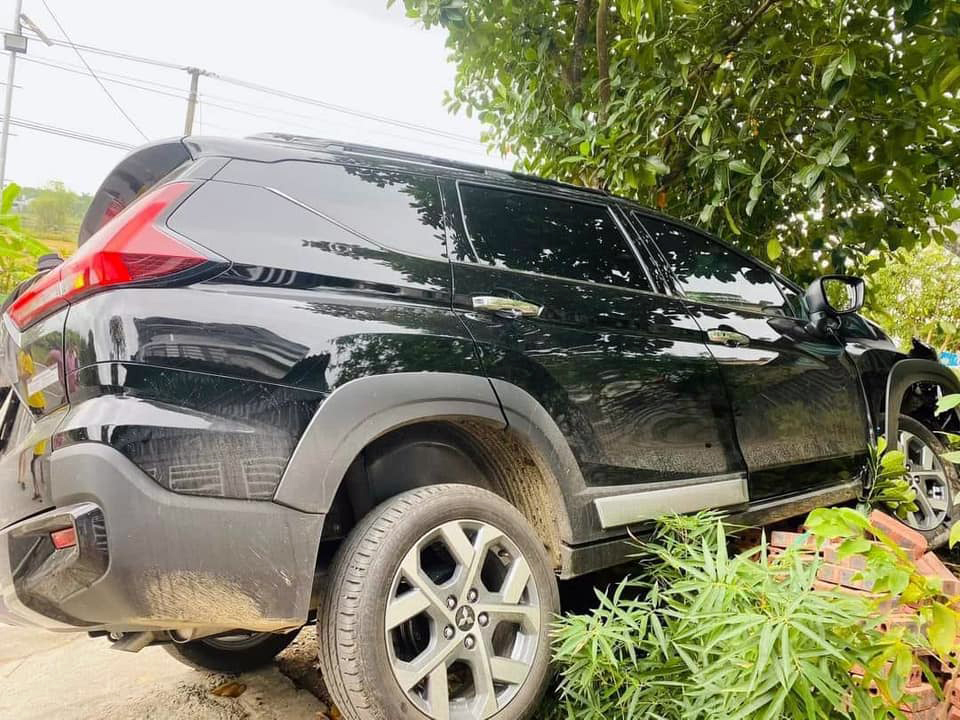 Ảnh TNGT: Mất lái, Mitsubishi Xpander 14A 74333 đâm đổ đống gạch, bung ...