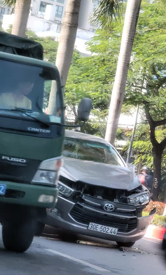 Ảnh TNGT: Toyota Innova trơ trọi giữa đường sau tai nạn với cản trước ...