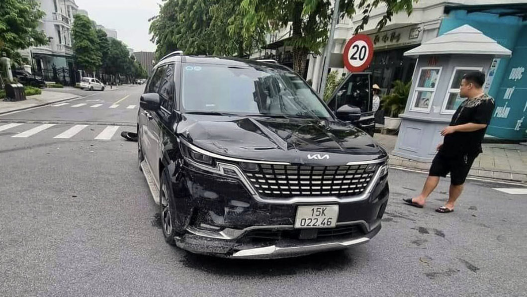 Ảnh TNGT: Toyota Innova vỡ két nước khi va chạm với KIA Carnival