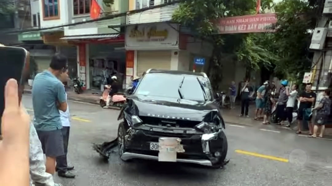 Clip TNGT: Tài xế Mitsubishi Outlander lao sập cổng nhà dân, đâm bẹp Tucson