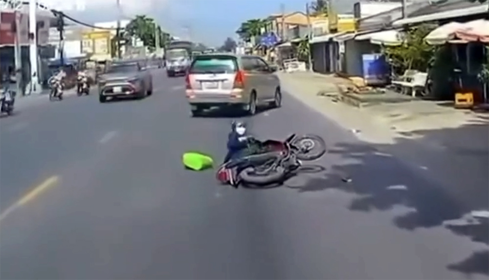 Clip TNGT: Phóng ra từ trong ngõ, người phụ nữ khiến ô tô không cách nào khác, là đâm