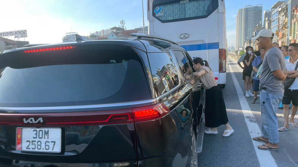 Clip: Tài xế KIA Carnival lao lên, lấy chìa khoá xe khách mang đi, sau ...