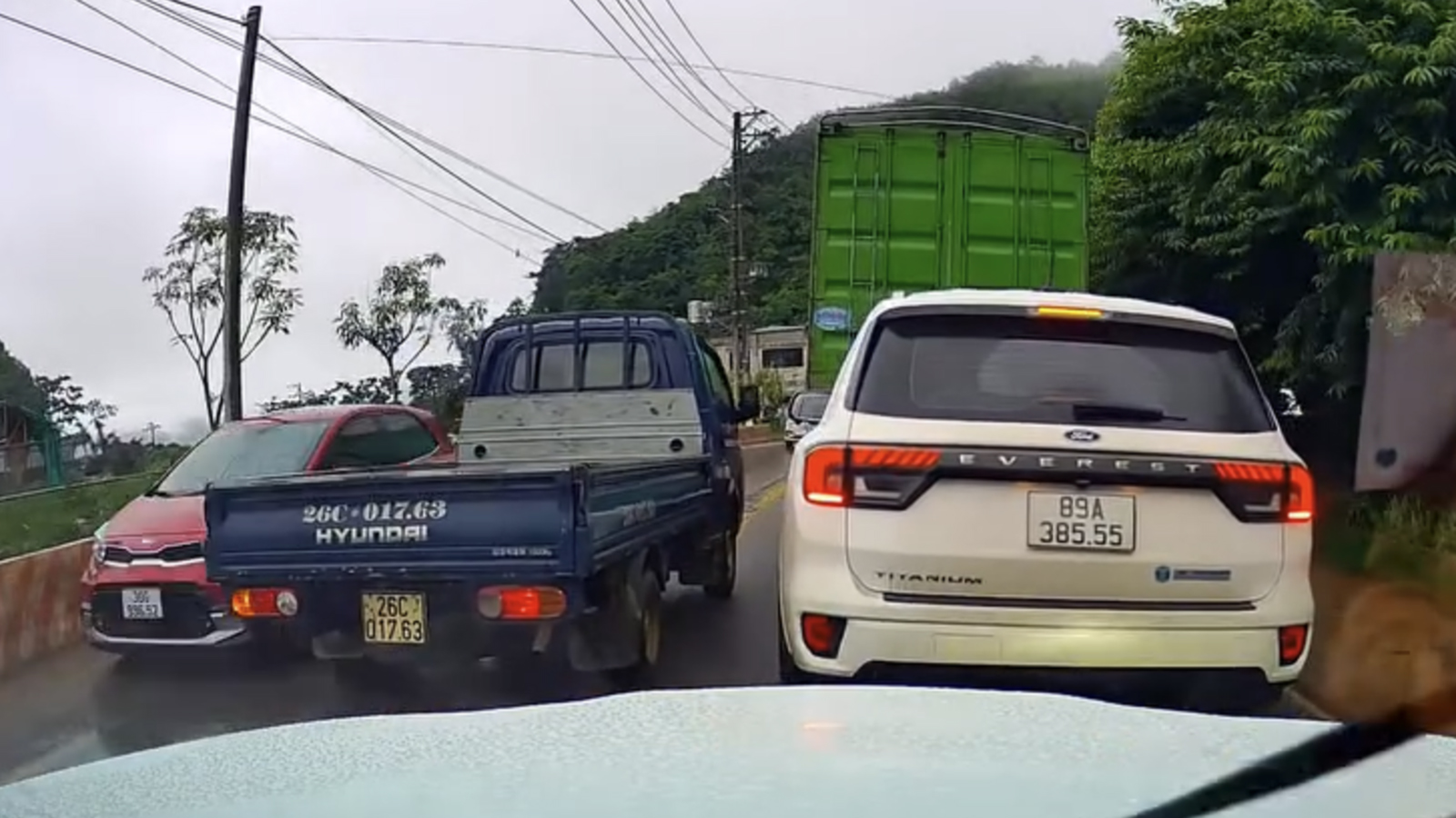 Ý thức giao thông: Tài xế xe loi choi lấn làn bất kể đường đèo góc khuất