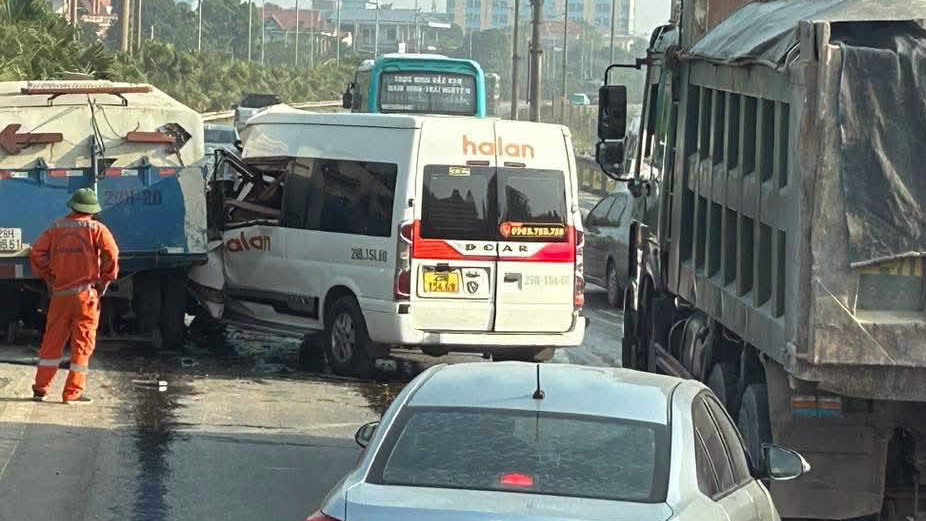 Clip TNGT: Hé lộ nguyên nhân Ford Transit đâm vào đuôi xe khác trên cao ...
