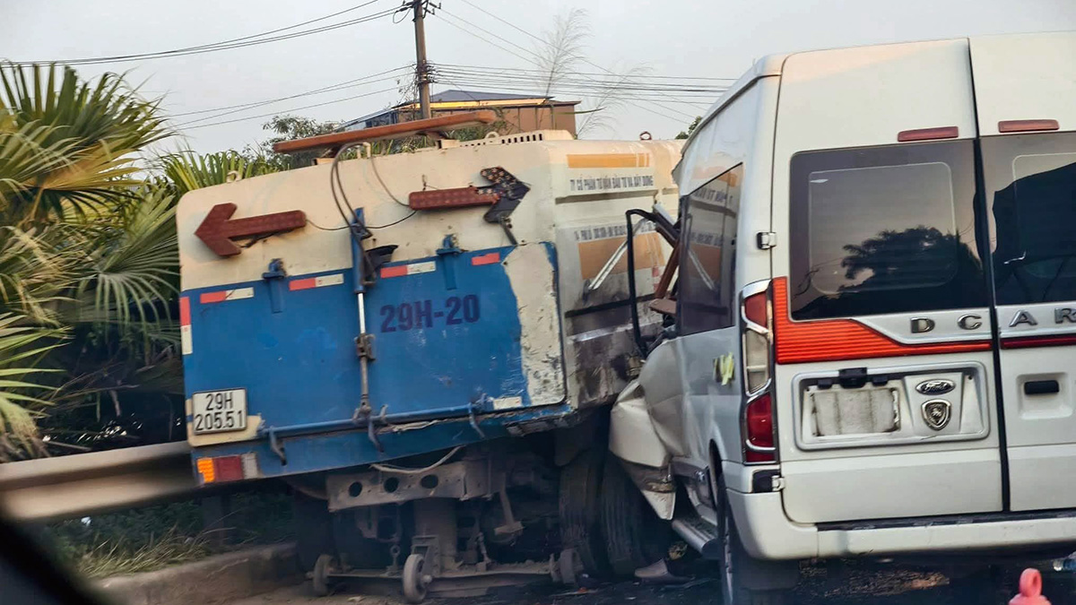 Clip TNGT: Hé lộ nguyên nhân Ford Transit đâm vào đuôi xe khác trên cao ...