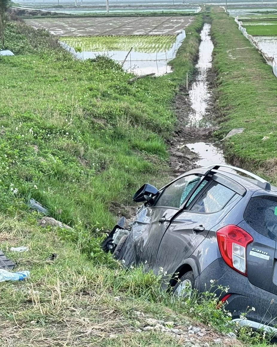 Ảnh TNGT: VinFast Fadil văng xuống mương sau khi đâm nhau với Toyota ...