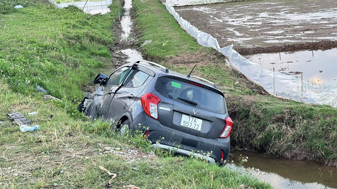 Ảnh TNGT: VinFast Fadil văng xuống mương sau khi đâm nhau với Toyota ...