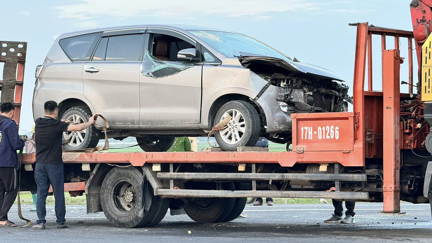 Ảnh TNGT: VinFast Fadil văng xuống mương sau khi đâm nhau với Toyota ...