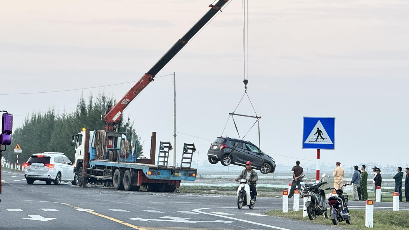 Ảnh TNGT: VinFast Fadil văng xuống mương sau khi đâm nhau với Toyota ...